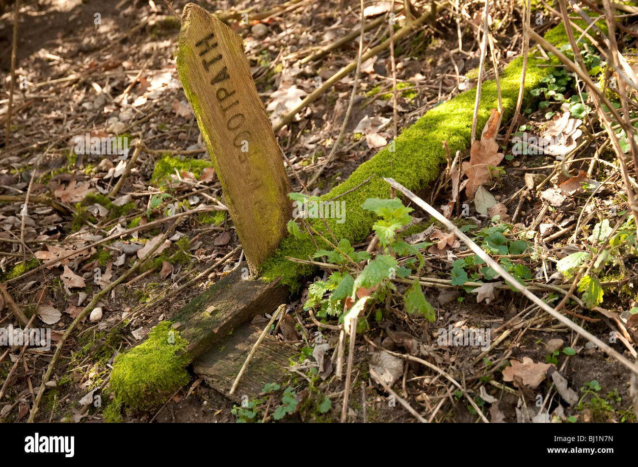 A broken 'footpath' sign in England Stock Photo - Alamy