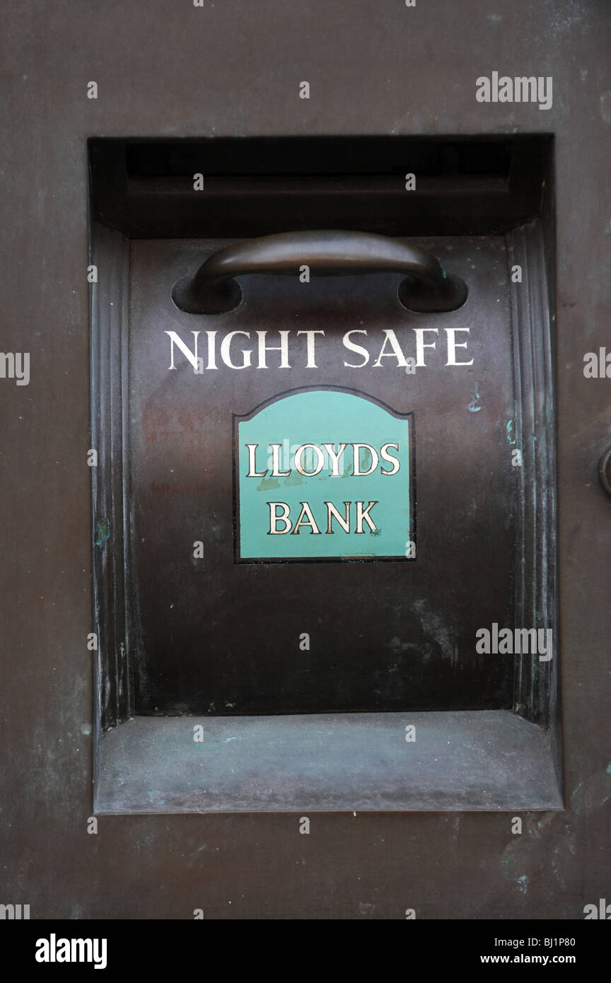 Bank night safe hi-res stock photography and images - Alamy