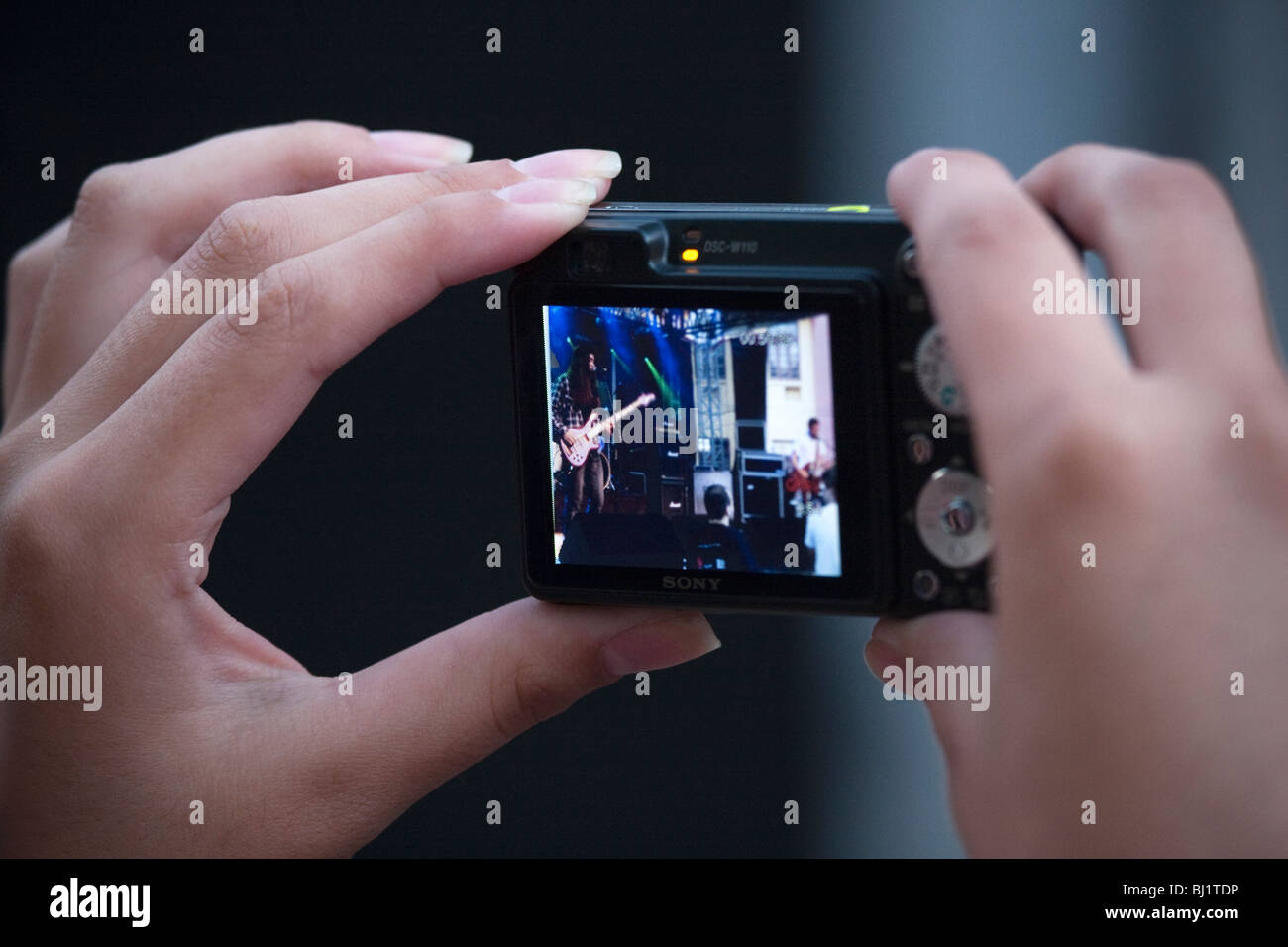 hand holding photo camera Stock Photo - Alamy