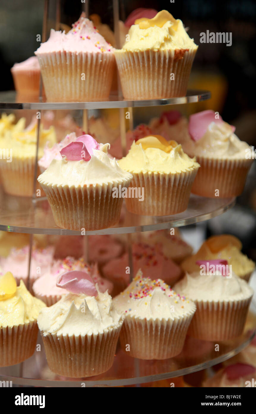 Coloured icing cakes hi-res stock photography and images - Alamy
