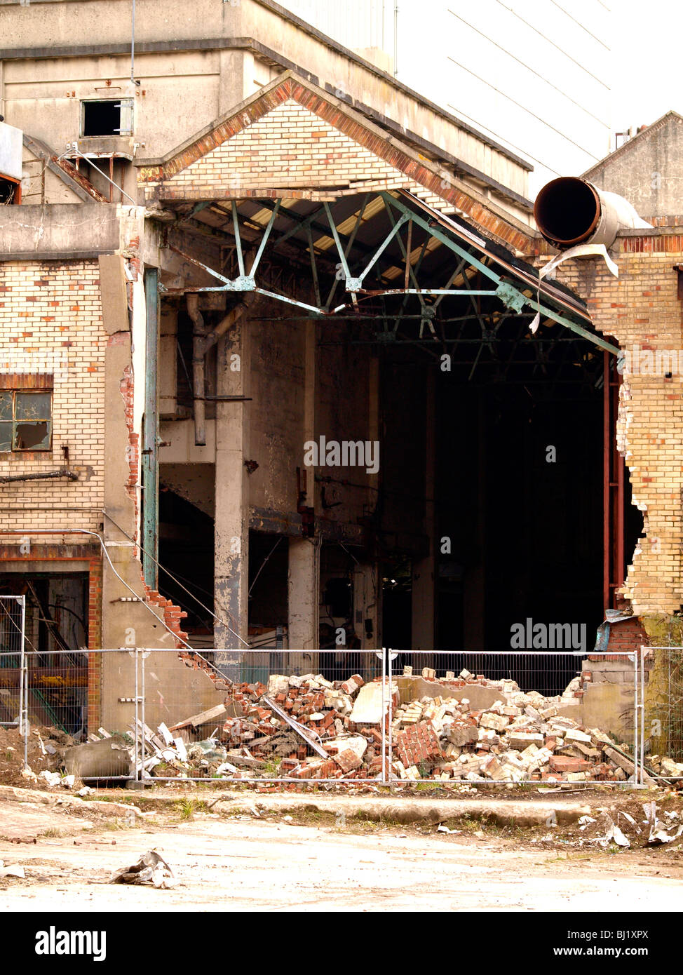 Abandoned factory uk hi-res stock photography and images - Alamy
