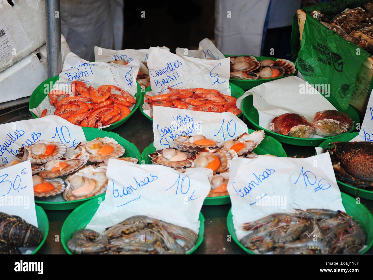Paris fish market seafood market hi-res stock photography and images ...