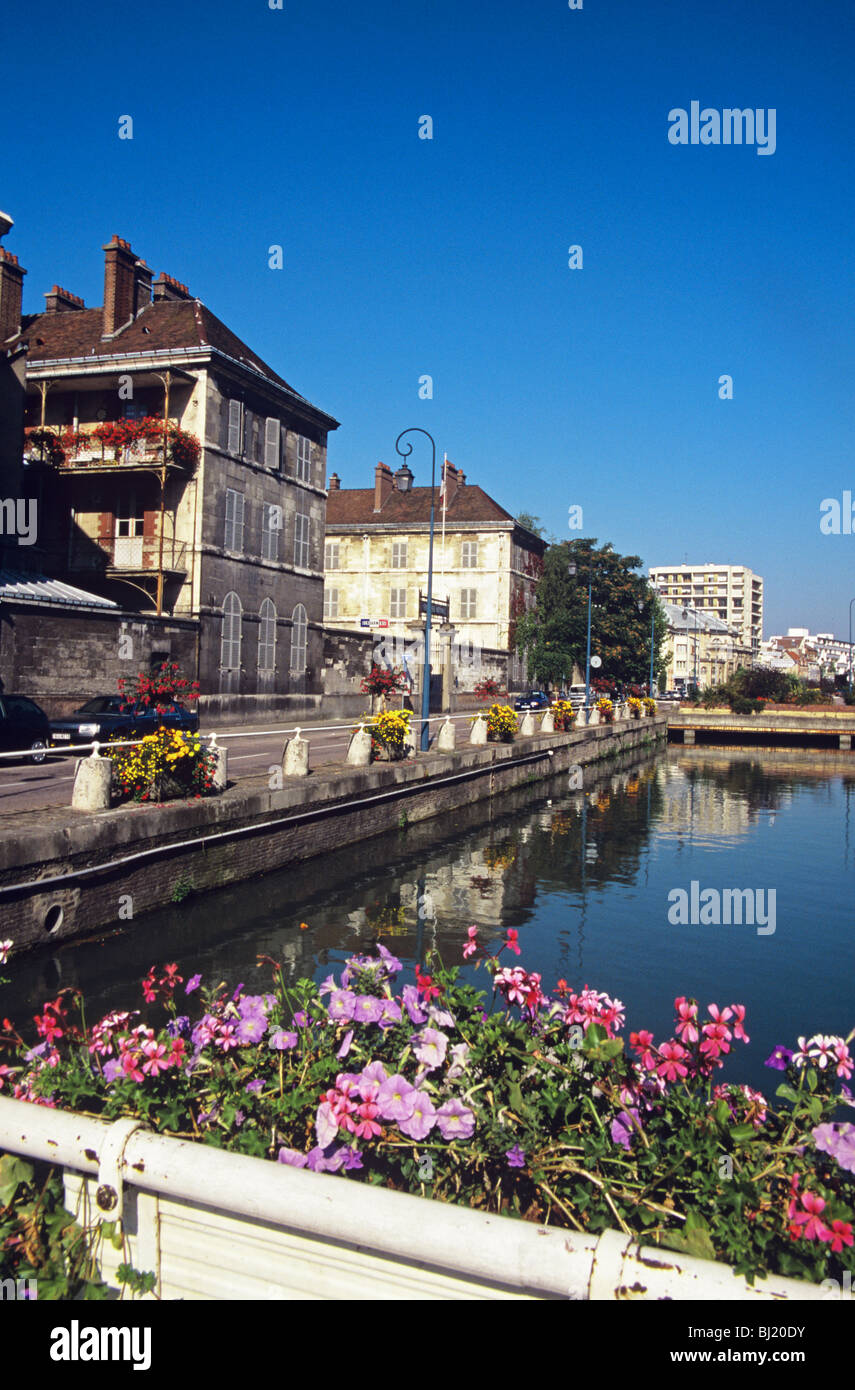Canal running through the ancient city of Troyes Stock Photo - Alamy