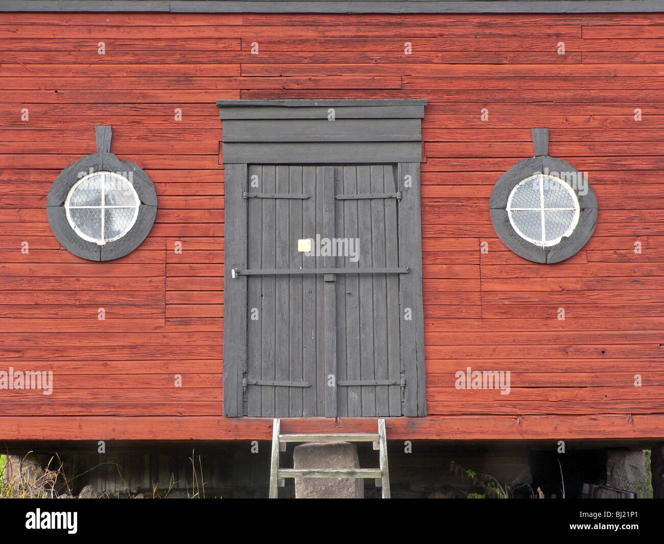 Barn door window hi-res stock photography and images - Alamy