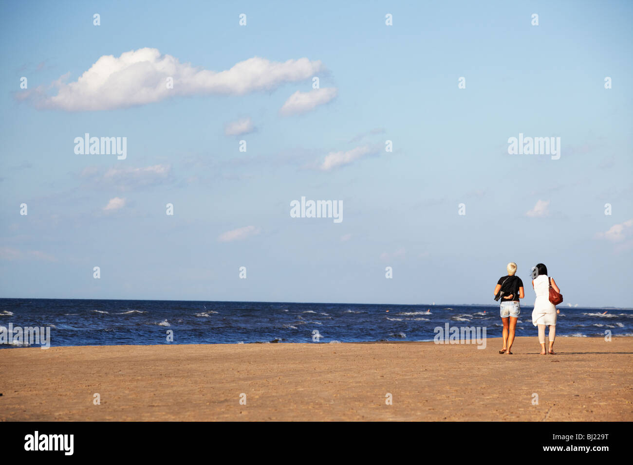 Two women walking at the seaside hi-res stock photography and images ...