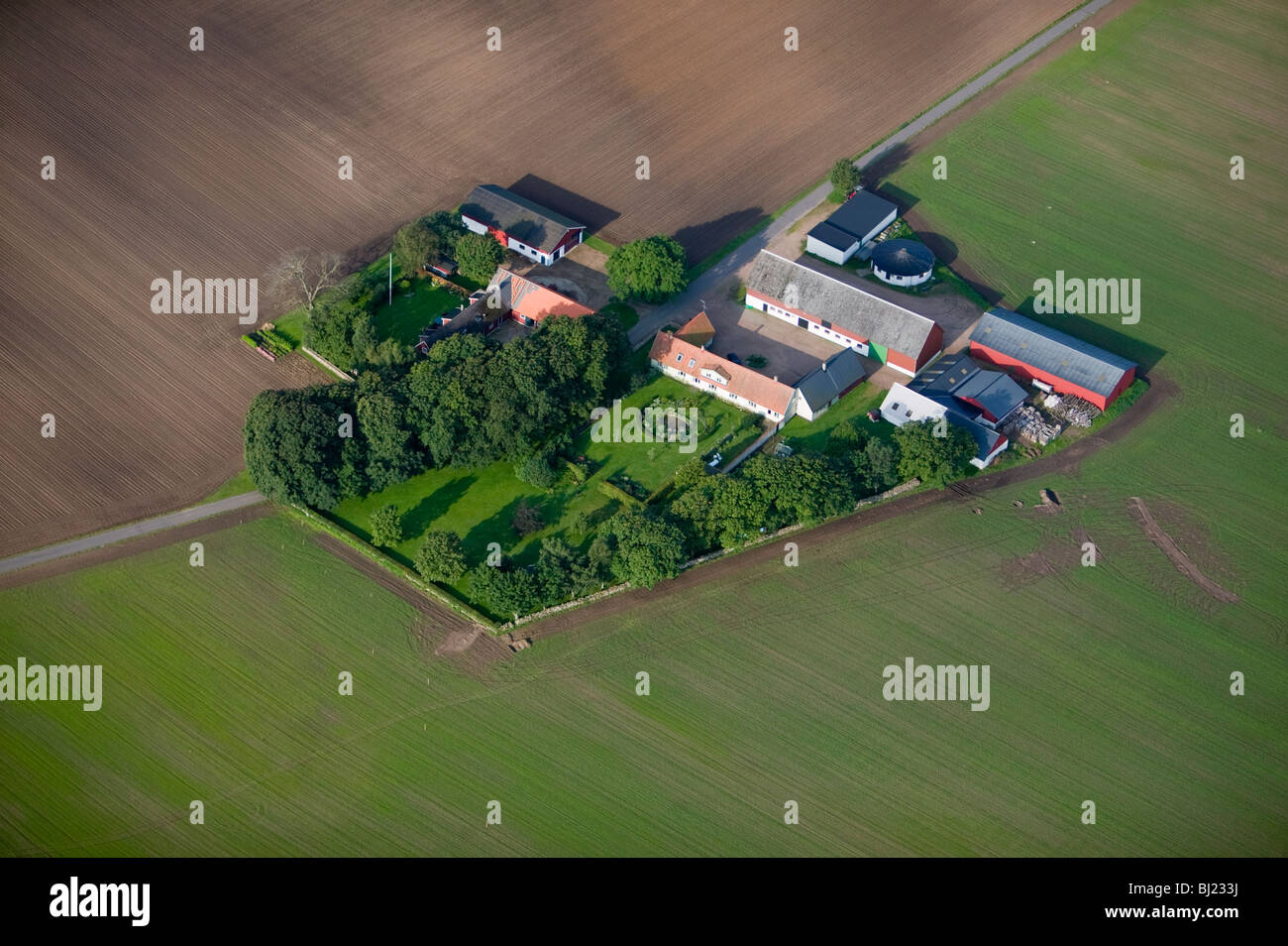Fields farms barns and farmhouse hi-res stock photography and images ...