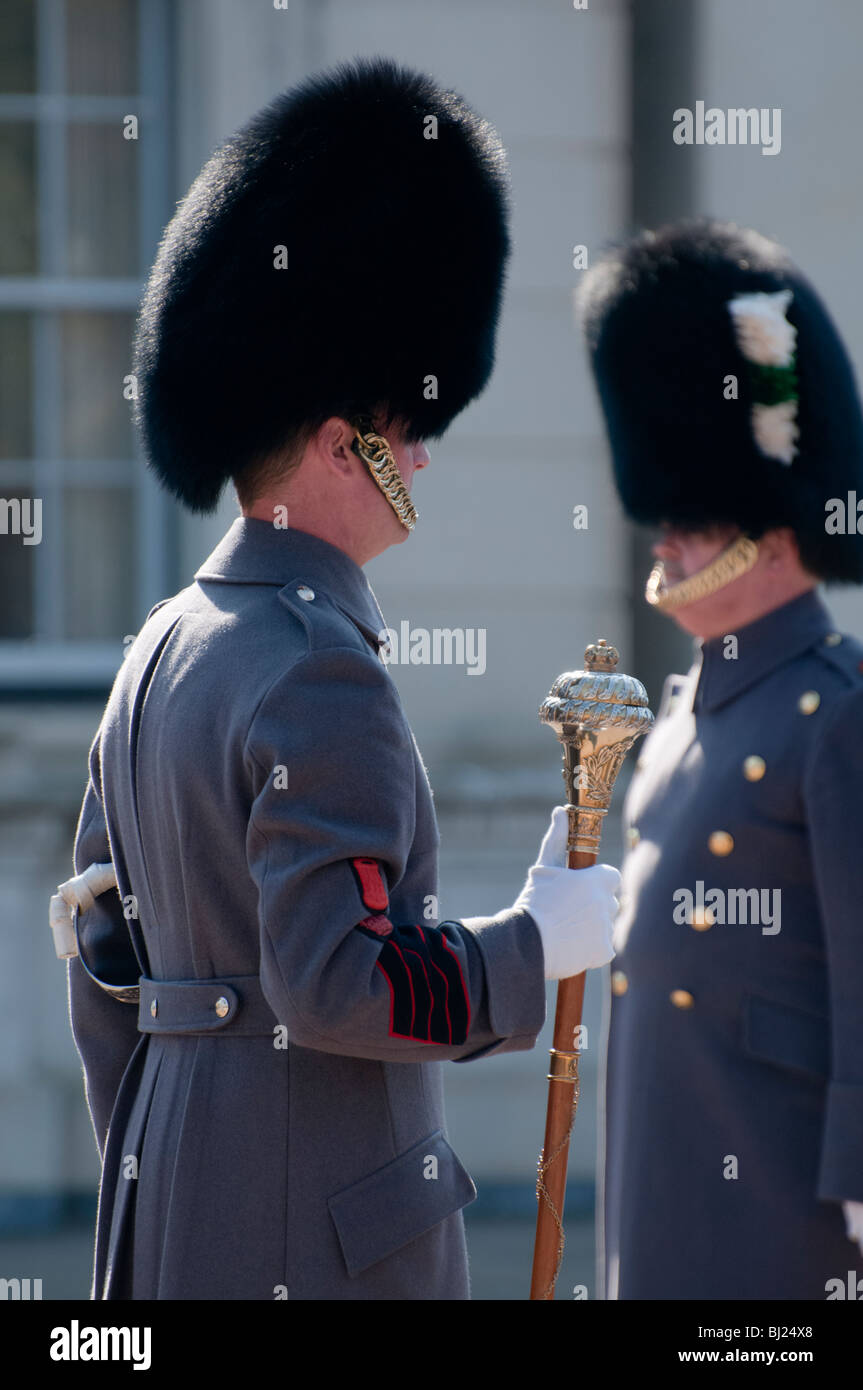 Grenadier Guards outside Wellington Barracks Stock Photo - Alamy
