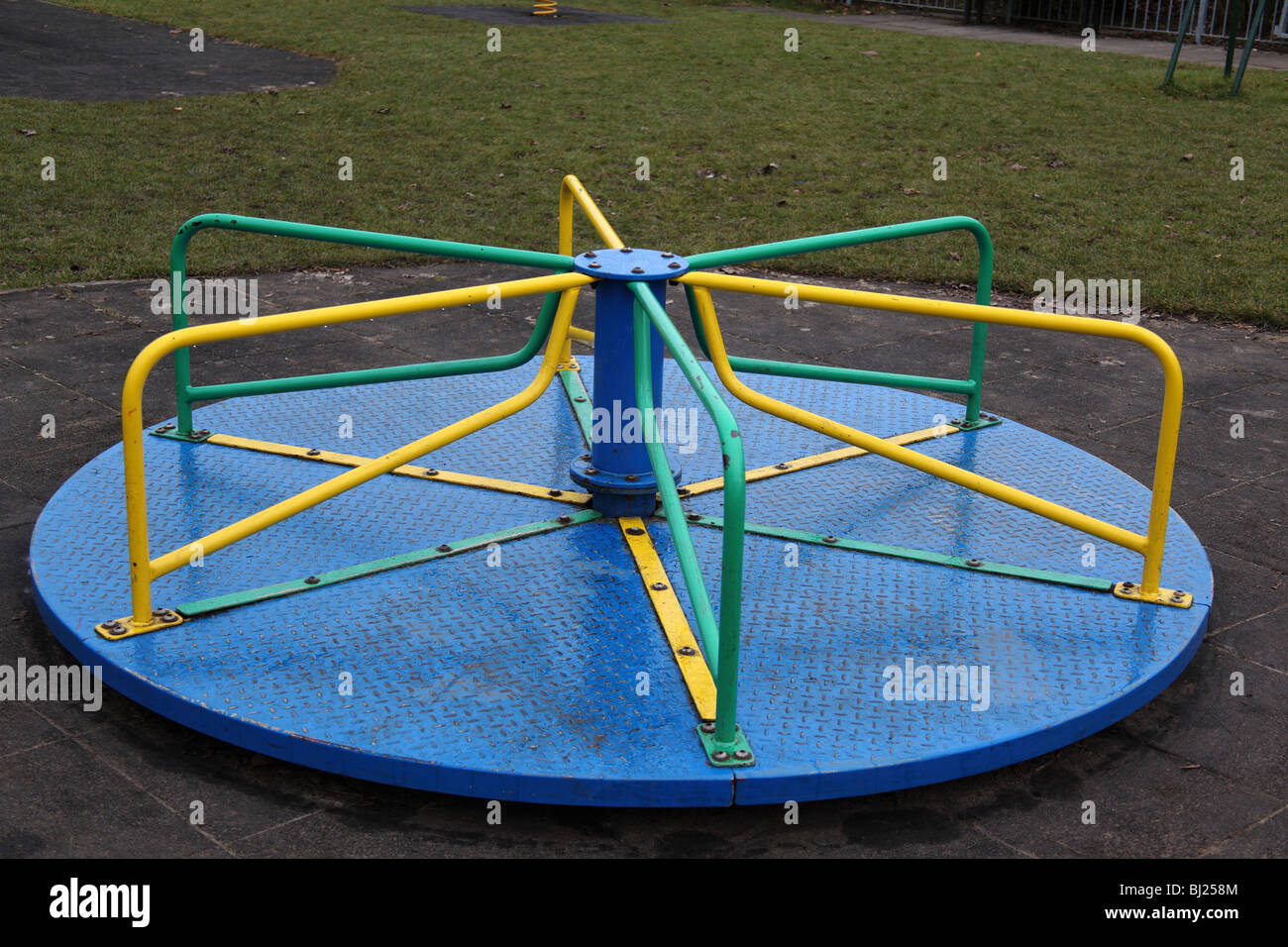 Empty roundabout hi-res stock photography and images - Alamy