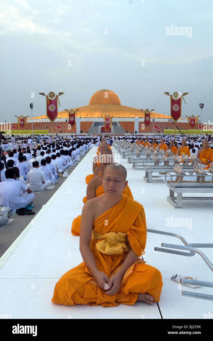 Wat Phra Dhammakaya. Pathum Thani. Bangkok. Thailand Stock Photo - Alamy