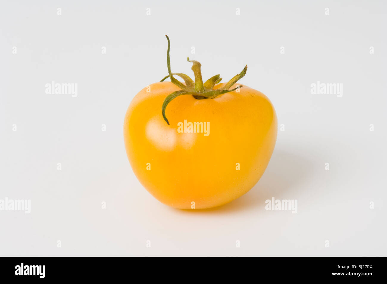 Single yellow tomato Stock Photo - Alamy