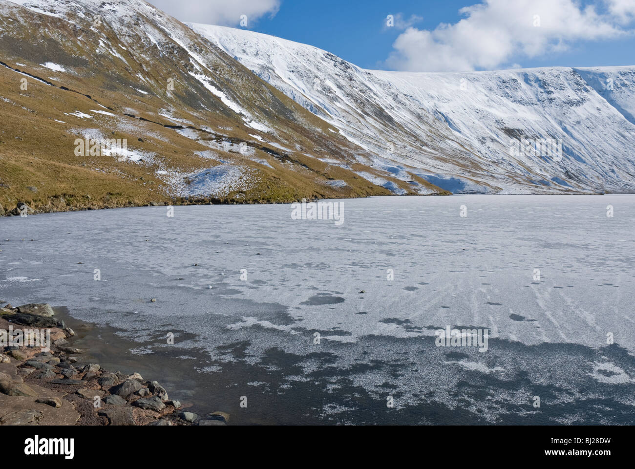 Frozen tarn of Hayeswater, in the Cumbrian Lake District with ...
