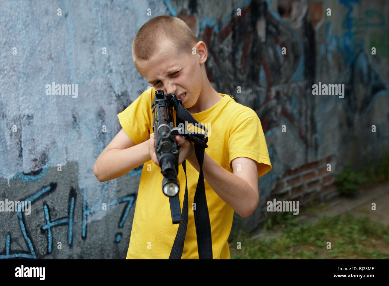 teenage boy aiming air rifle Stock Photo - Alamy