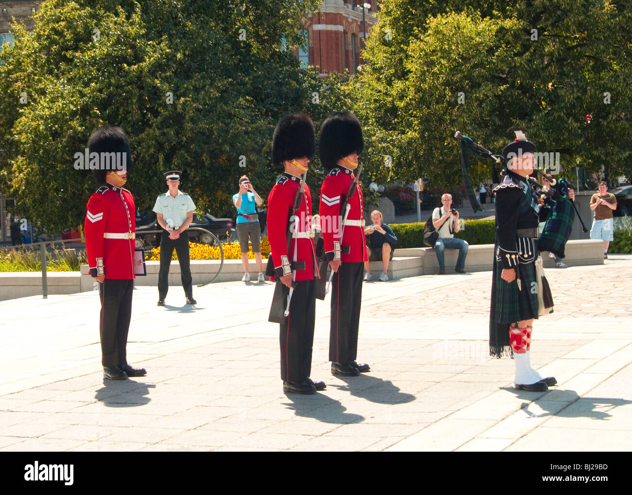 Changing of the Ceremonial Guard at the National War Memorial in ...