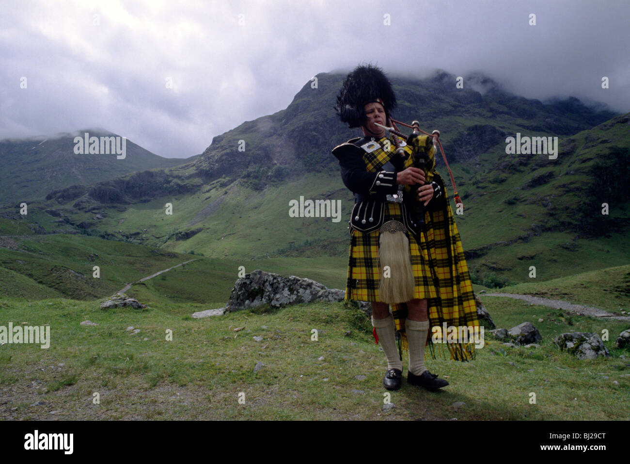 Scotland, Highlands, scottish piper Stock Photo - Alamy