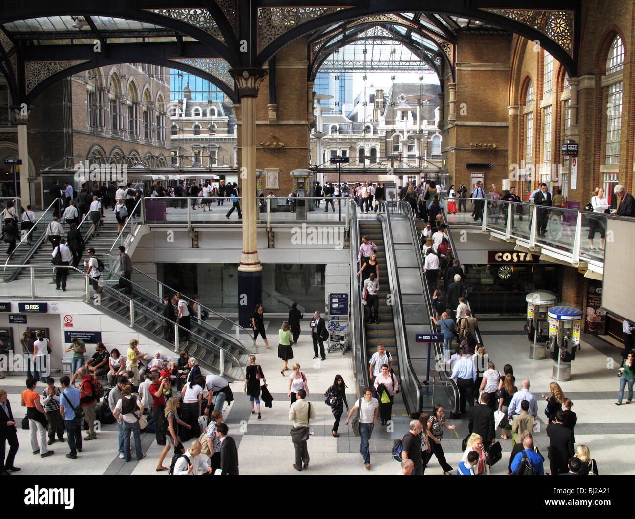 Escalator liverpool street station london hi-res stock photography and ...