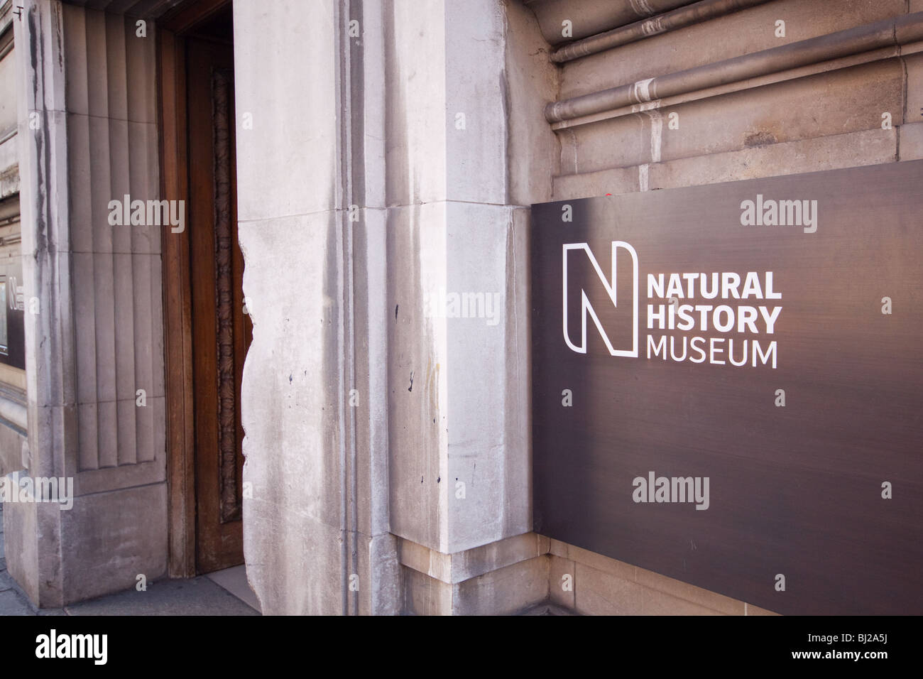 London museum entrance sign hi-res stock photography and images - Alamy