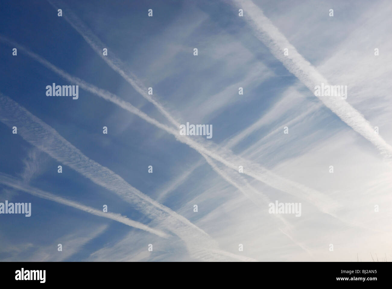 Aeroplanes contrails hi-res stock photography and images - Alamy