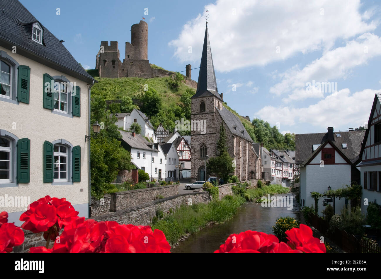 Burg, Kirche, Fluss Elz, Monreal, Eifel, Rheinland-Pfalz, Deutschland ...