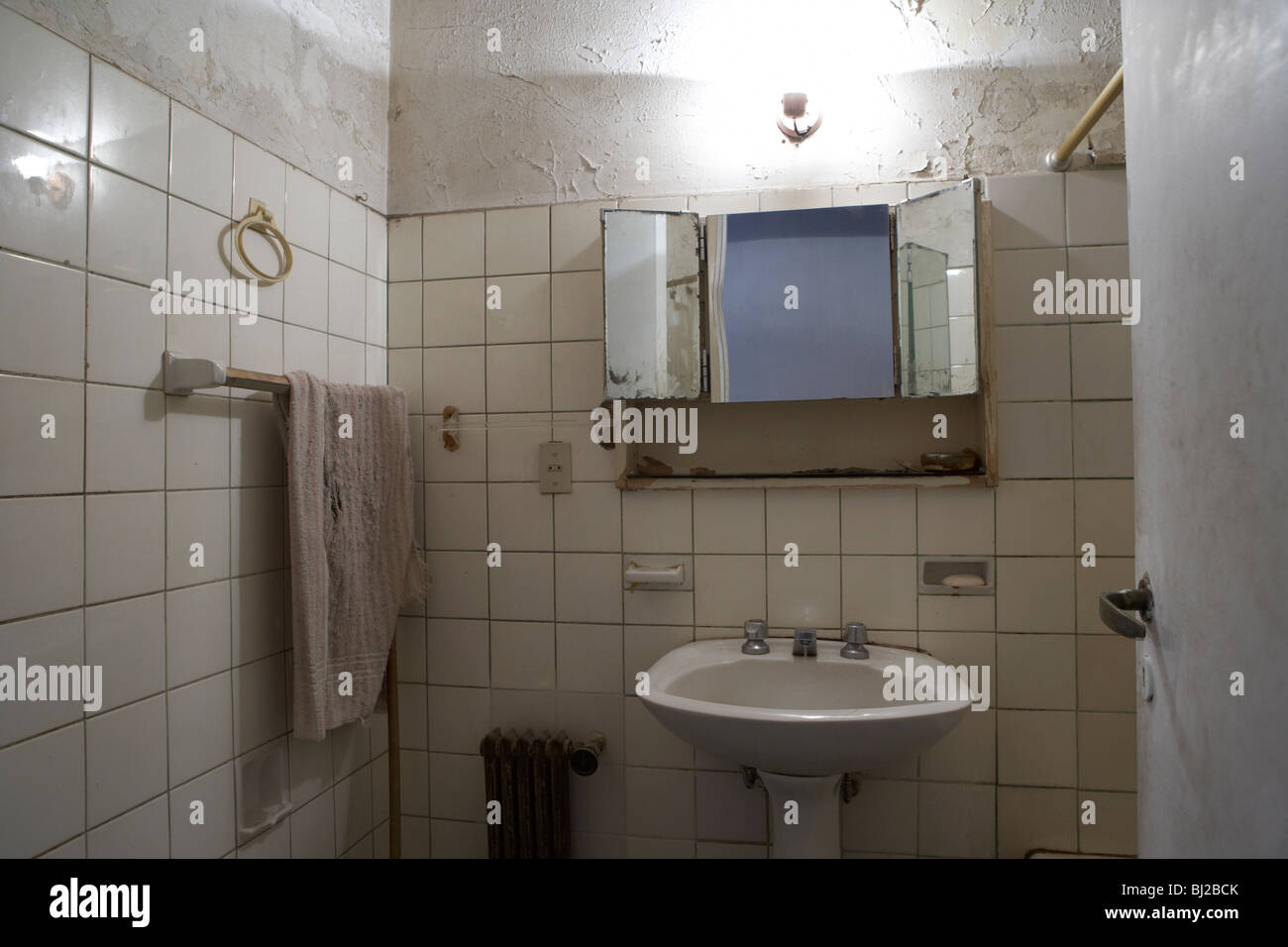small narrow run down bathroom Stock Photo - Alamy