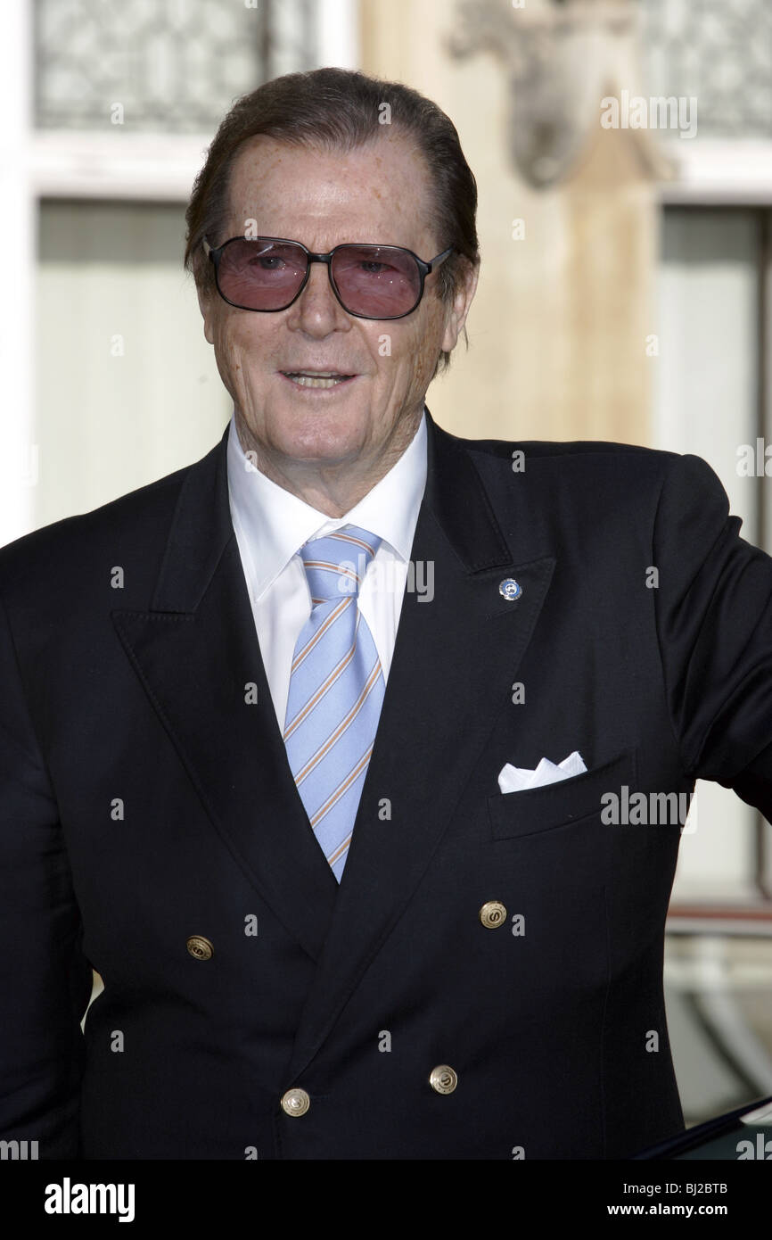 Roger moore hi-res stock photography and images - Alamy