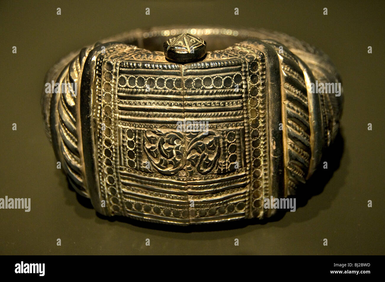 Ankle bracelets hi-res stock photography and images - Alamy