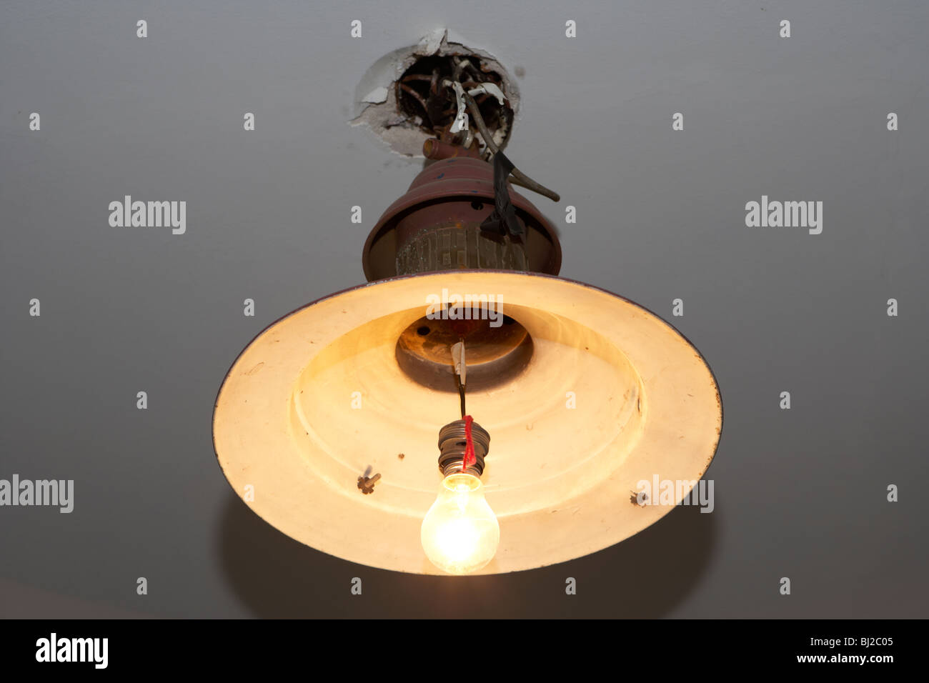 old dangerous dodgy wiring ceiling light with bare bulb Stock Photo - Alamy