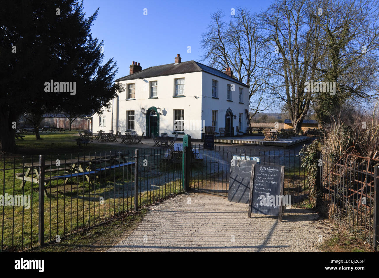 The "Isis Farmhouse" a pub on the Thames path and River at Iffley ...
