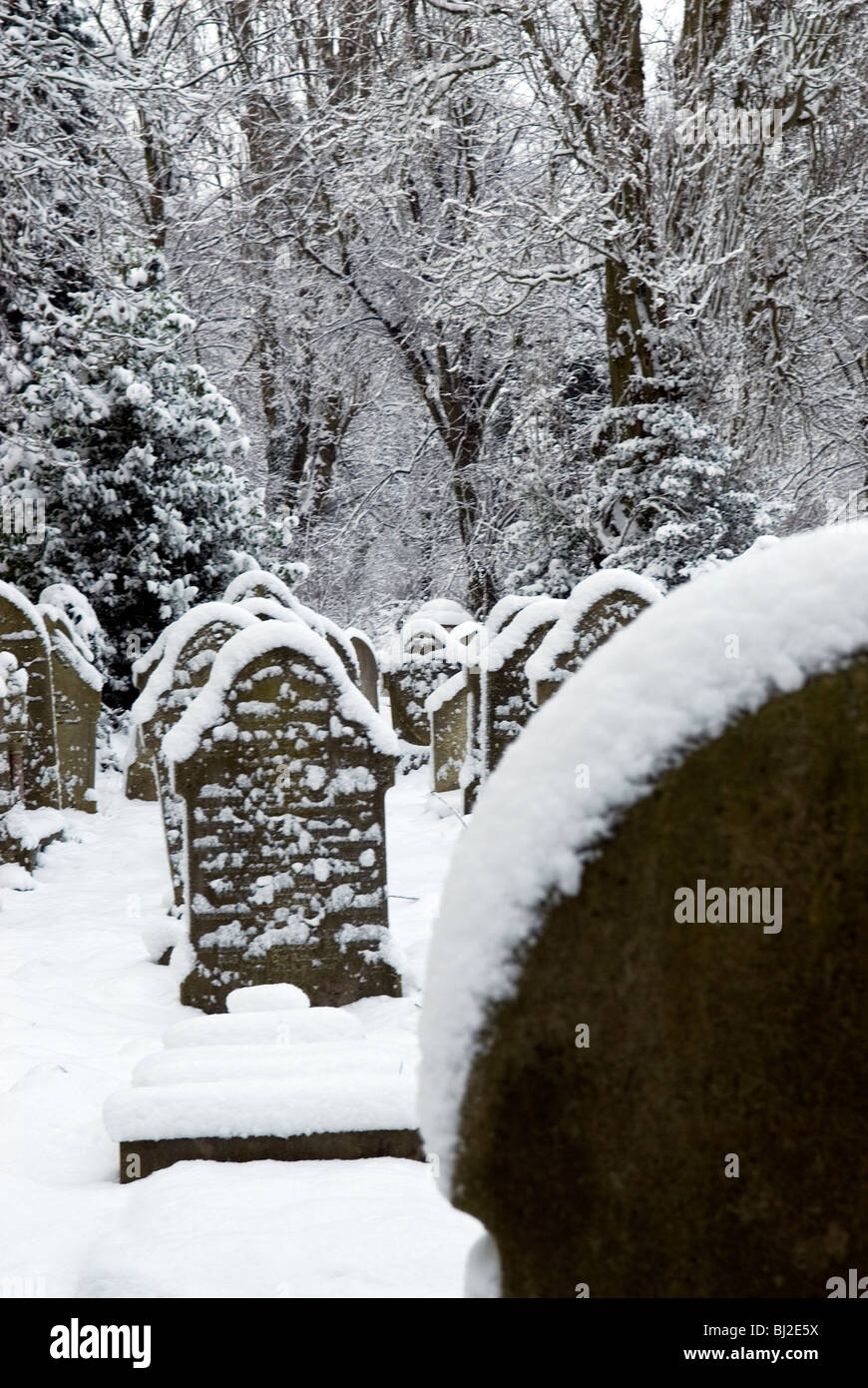 Brockley and Ladywell cemetery and its tombstones covered in snow Stock ...