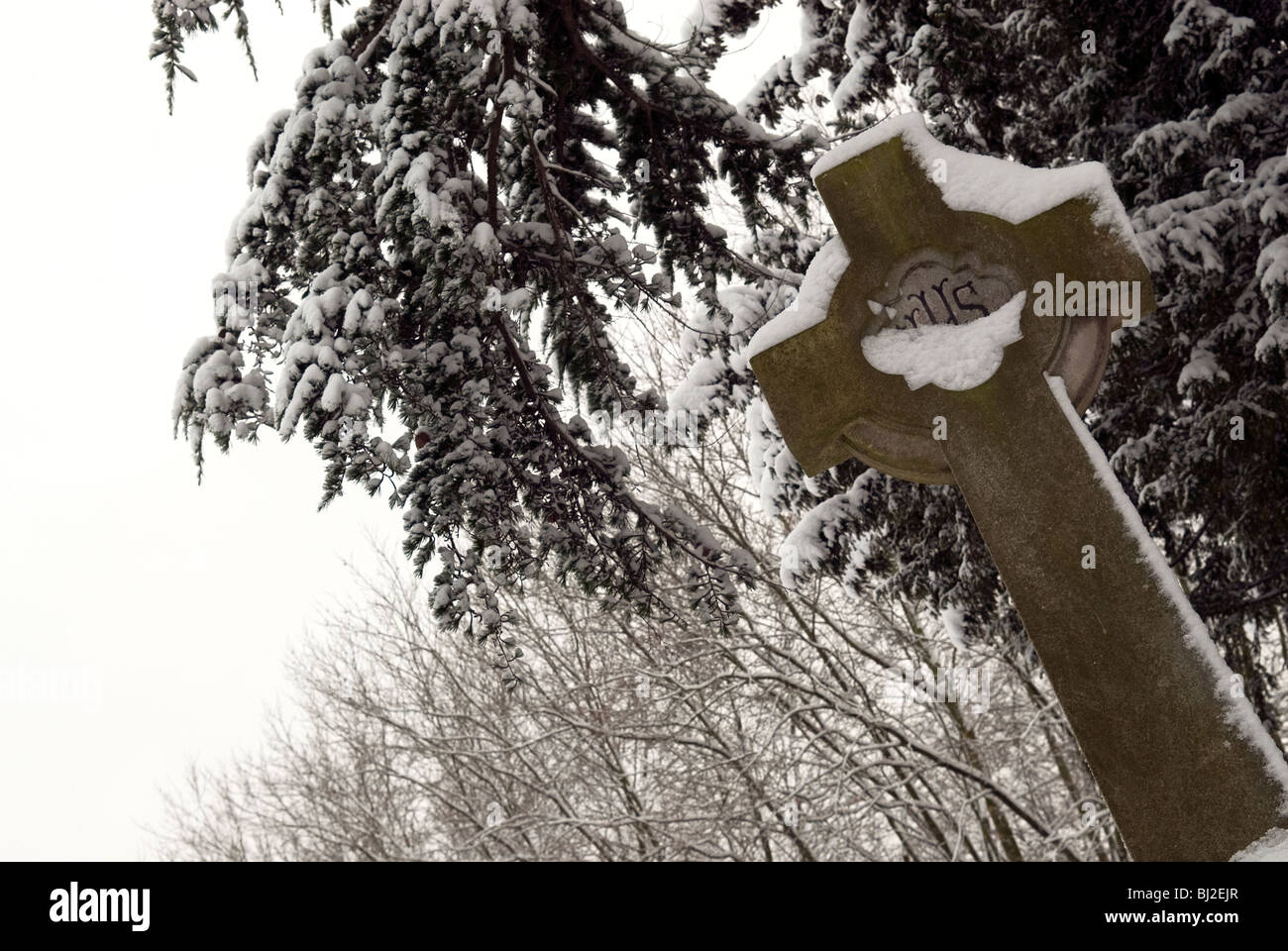 Brockley and Ladywell cemetery and its tombstones covered in snow Stock ...
