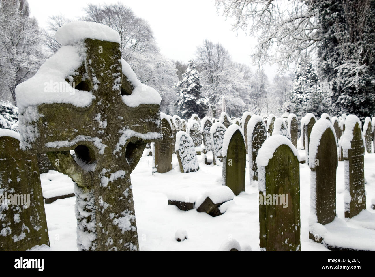 Brockley and Ladywell cemetery and its tombstones covered in snow Stock ...