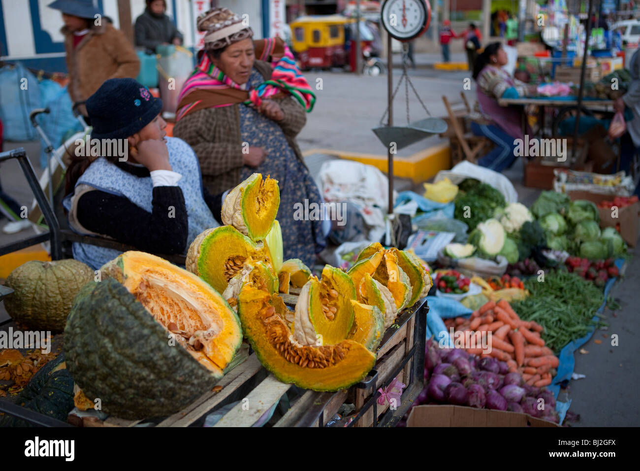 Street vendors selling fruits vegetables hi-res stock photography and images - Alamy