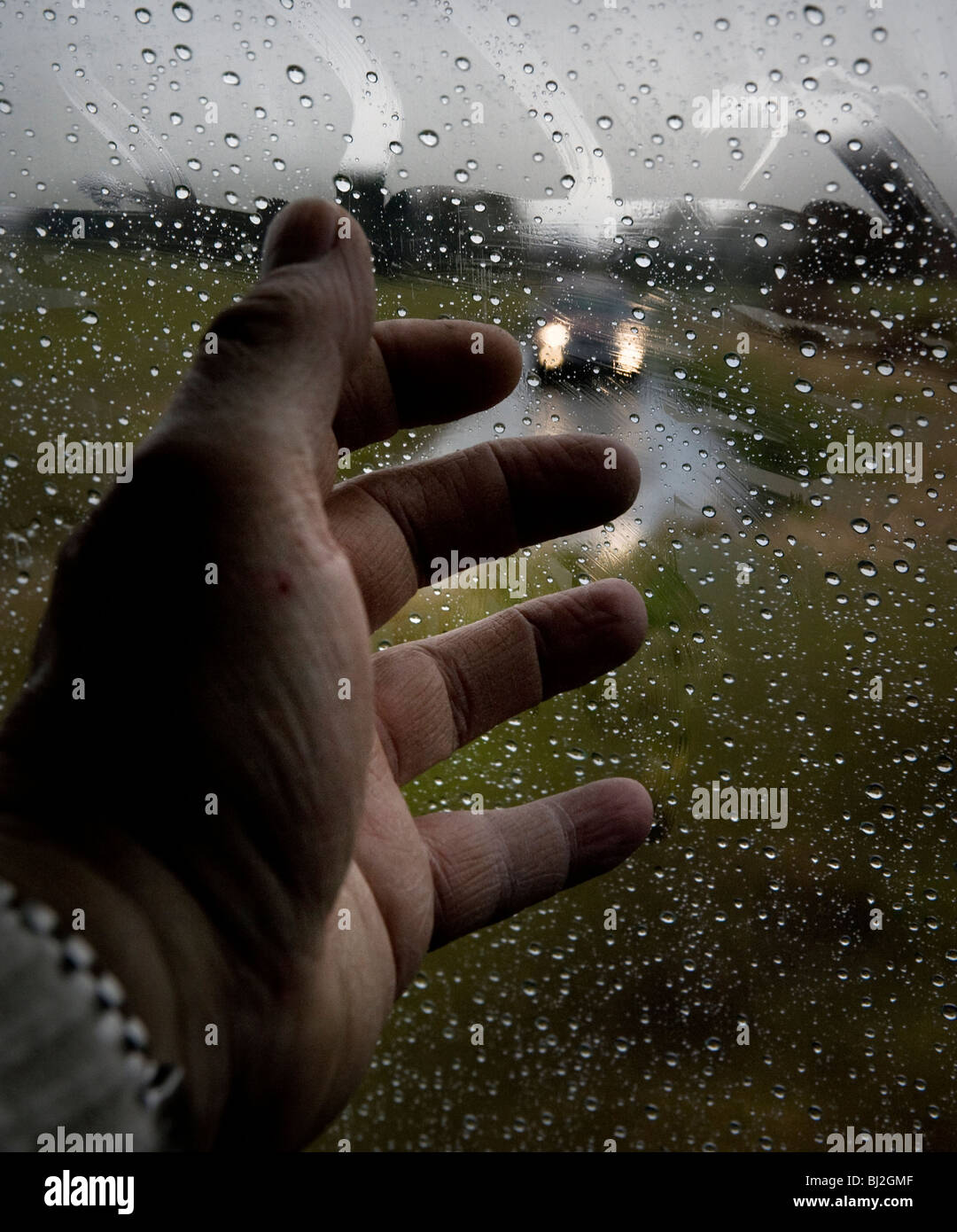 hand clearing mist from inside damp car windscreen Stock Photo - Alamy