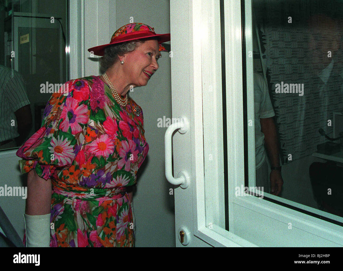 QUEEN ELIZABETH II PEEKS INTO TV EDITING ROOM 11 November 1993 Stock ...