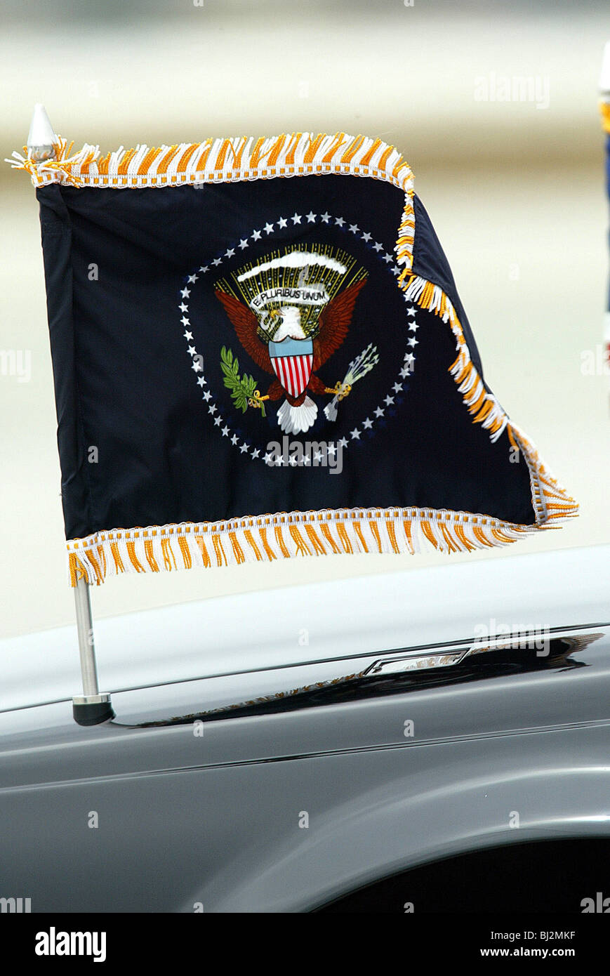 U.S. PRESIDENTIAL FLAG ON LIMO U.S. PRESIDENT 27 June 2003 LOS ANGELES ...