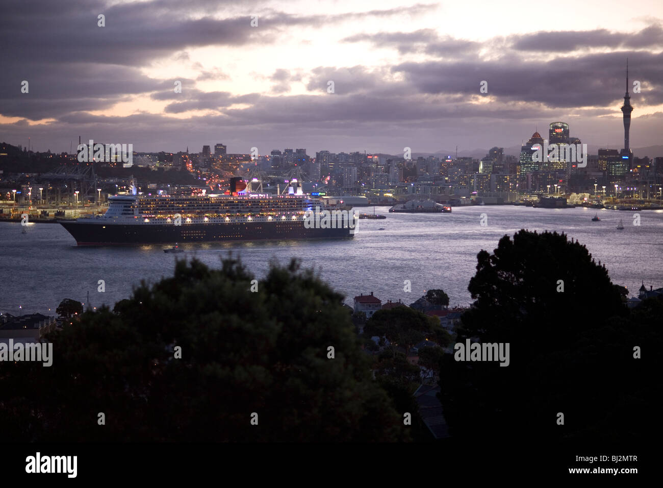 QE2 Queen Elizabeth the Second departs the port of Auckland March 4 ...