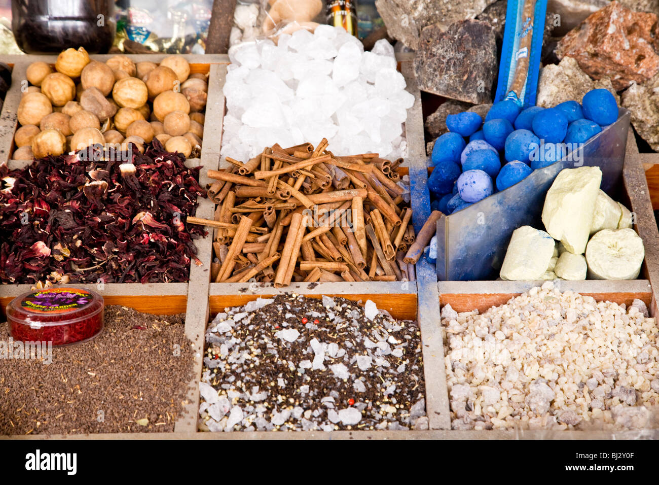 Arabian spices on display in a shop in the spice souk in Deira, Dubai ...