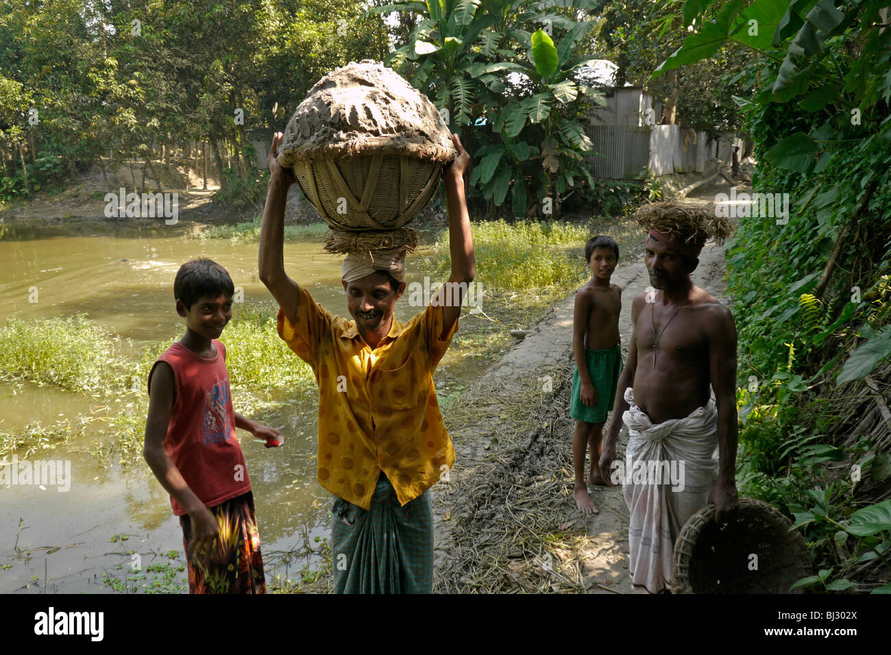 Bangladesh man carrying sand village hi-res stock photography and ...