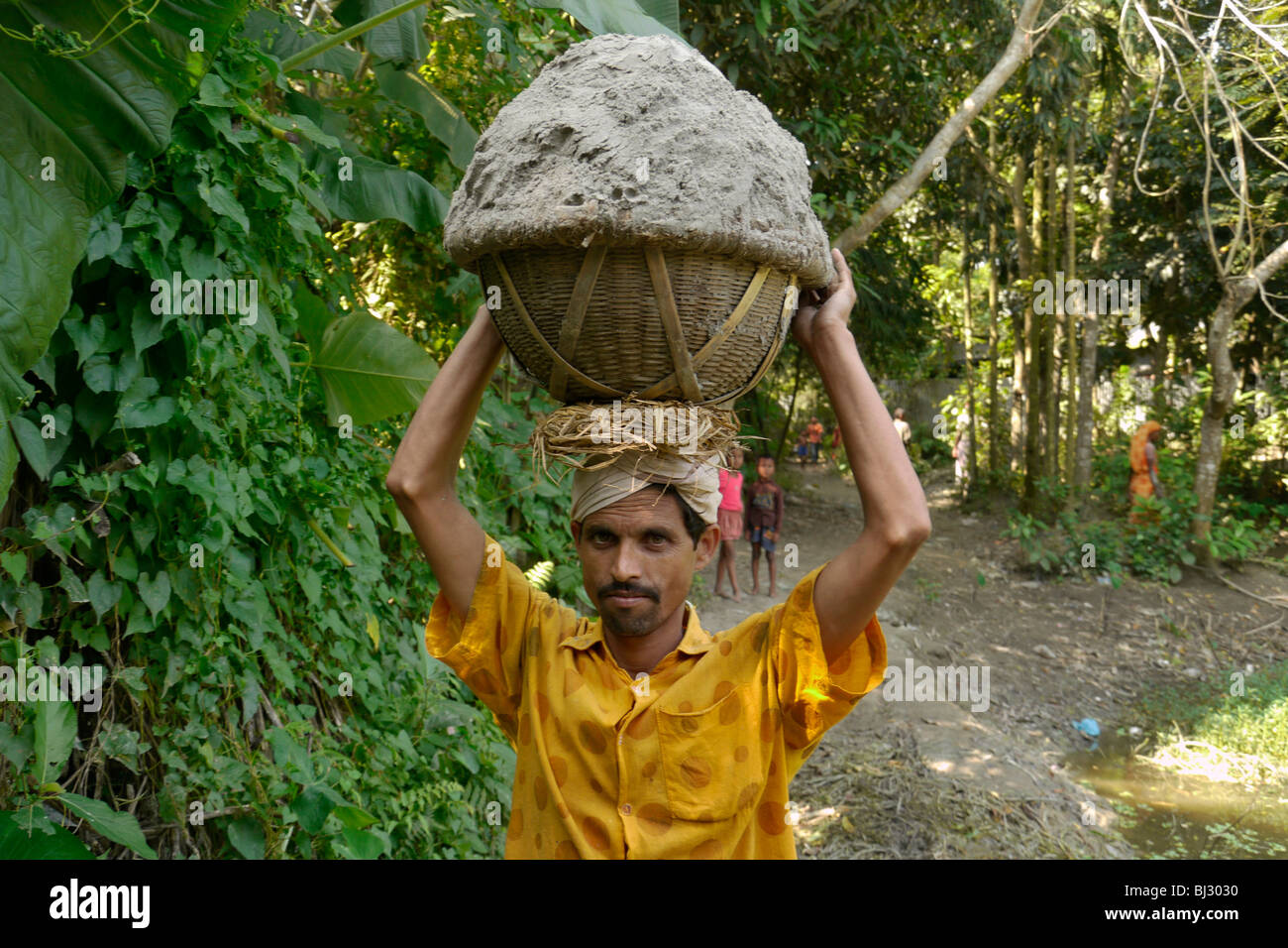 Bangladesh man carrying sand village hi-res stock photography and ...