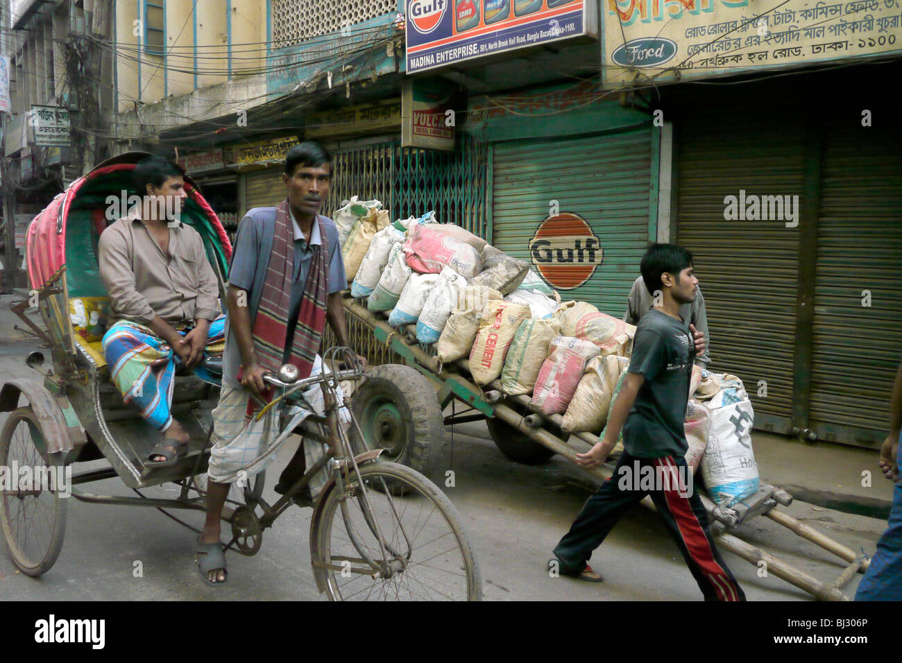 Bangladesh rickshaw old dhaka photo hi-res stock photography and images ...