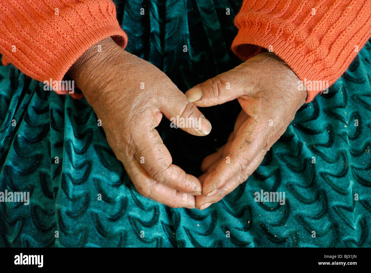 PERU Hands of Aymara woman Stock Photo - Alamy