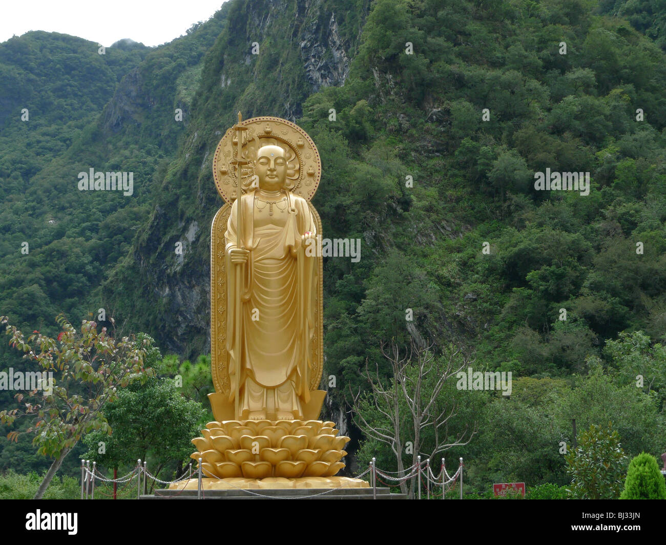 TAIWAN Buddhist temple. Taroko Gorge, near Hualien. photo by Sean ...
