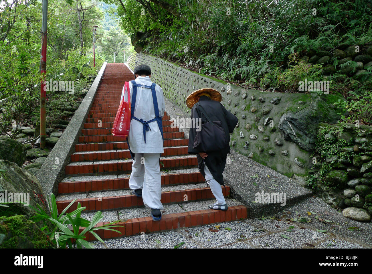 TAIWAN Buddhist temple. Taroko Gorge, near Hualien. Nuns. photo by Sean ...