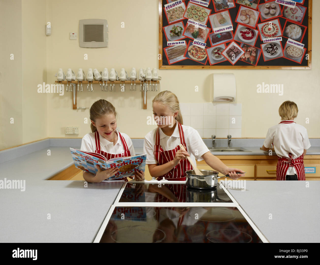 Home economics cooking class hi-res stock photography and images - Alamy