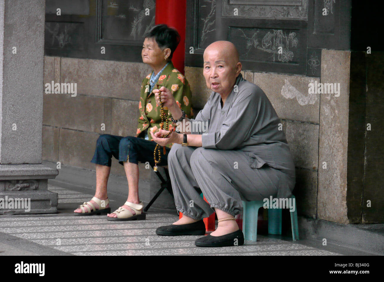TAIWAN Lungshan temple, Taipei.Buddhist nun. PHOTOGRAPH by SEAN SPRAGUE ...