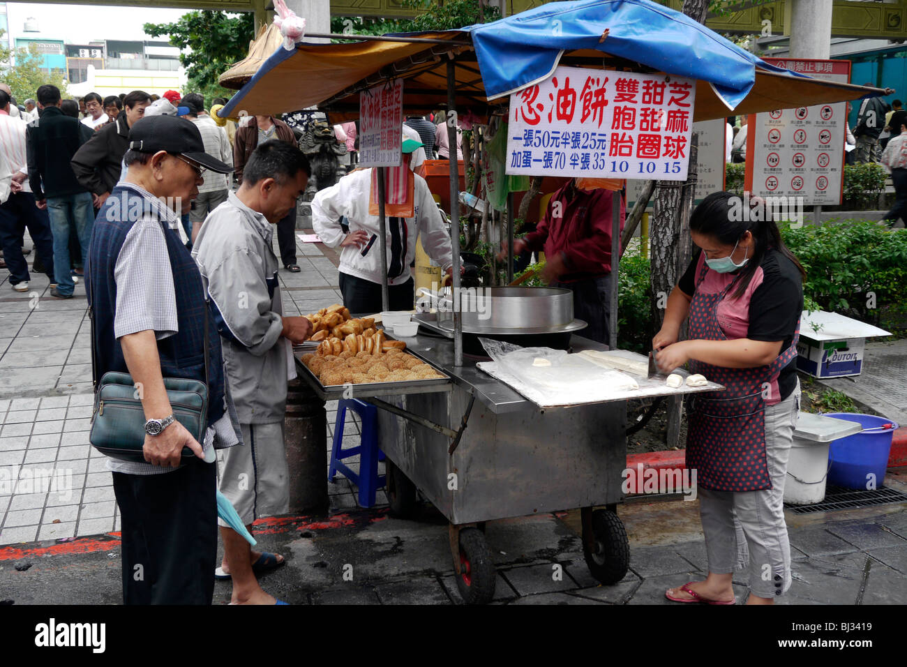 TAIWAN Snake Alley night market food stall. PHOTOGRAPH by SEAN SPRAGUE ...