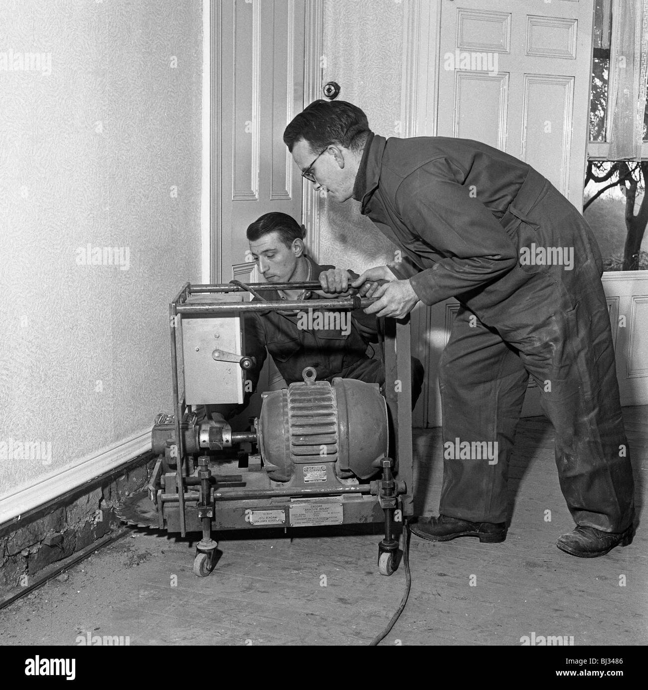 1950s construction worker britain hi-res stock photography and images ...