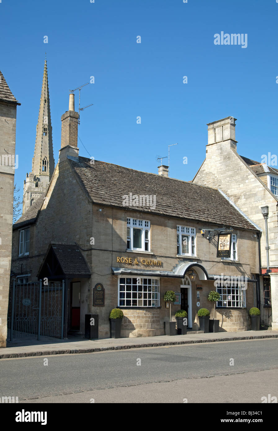 Rose And Crown Pub High Resolution Stock Photography and Images - Alamy