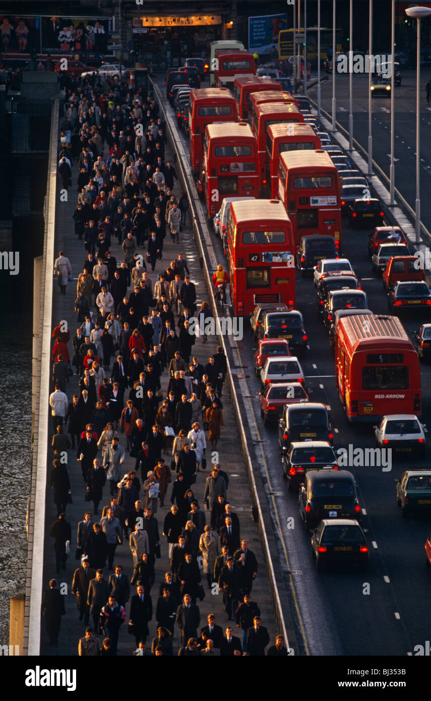 Thousands of rush-hour commuters pour northwards over London Bridge ...