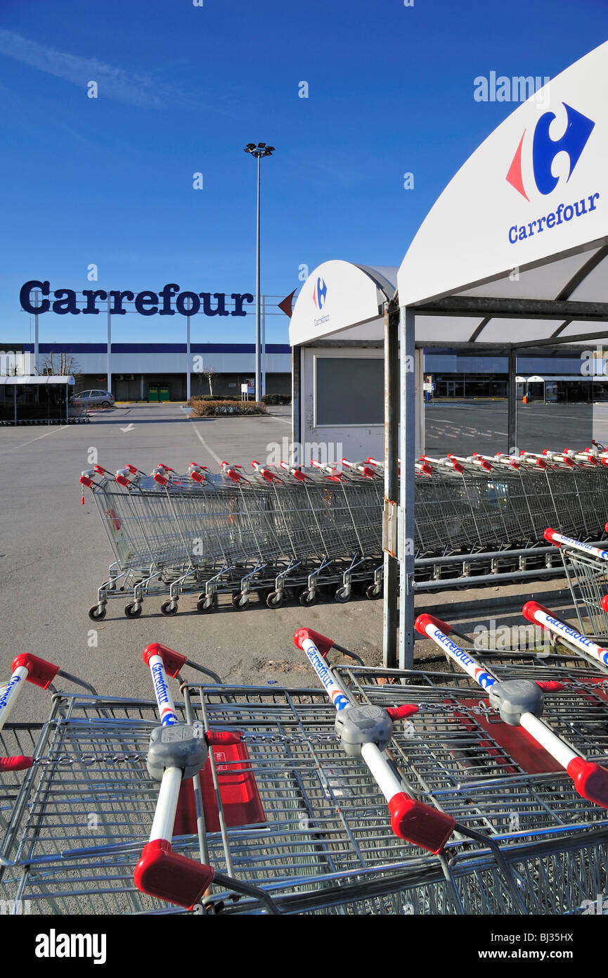 Carrefour supermarket trolleys hi-res stock photography and images - Alamy