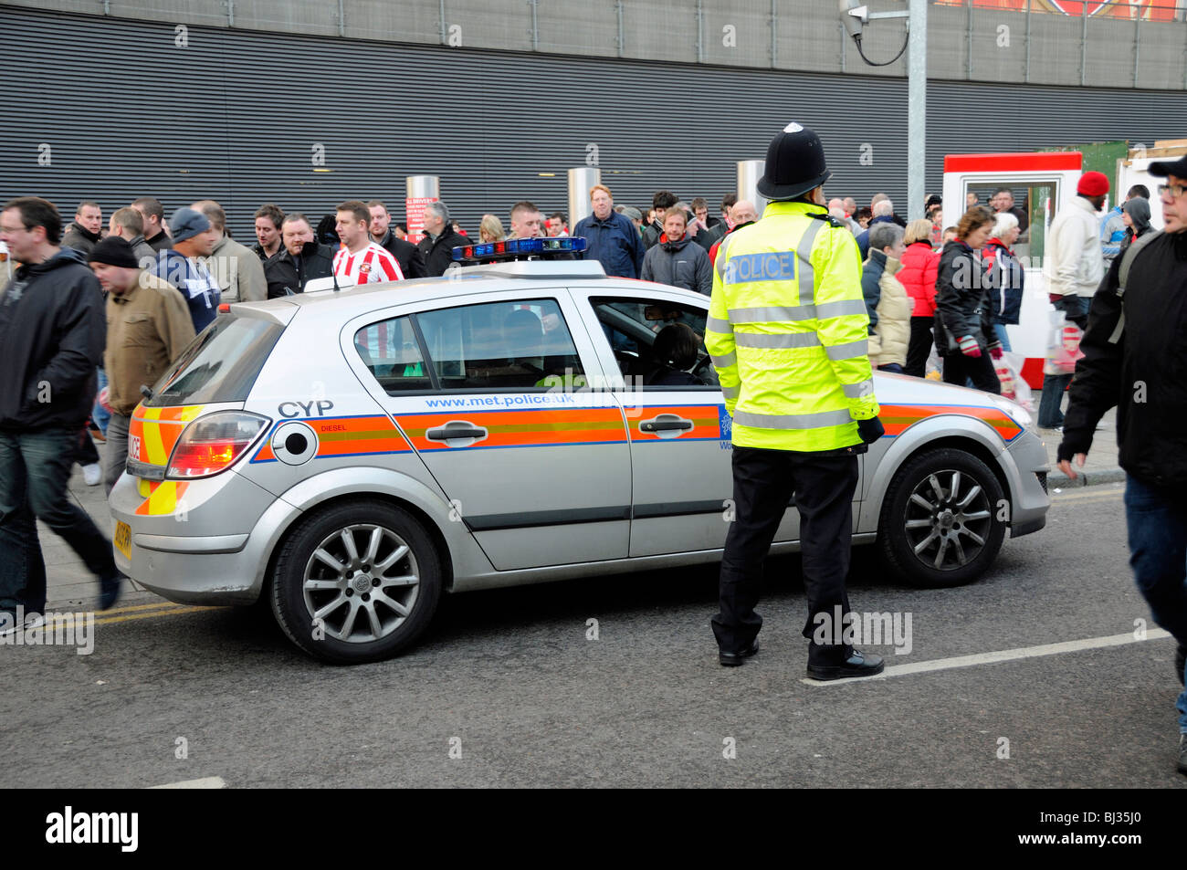 Emirates stadium crowd hi-res stock photography and images - Alamy